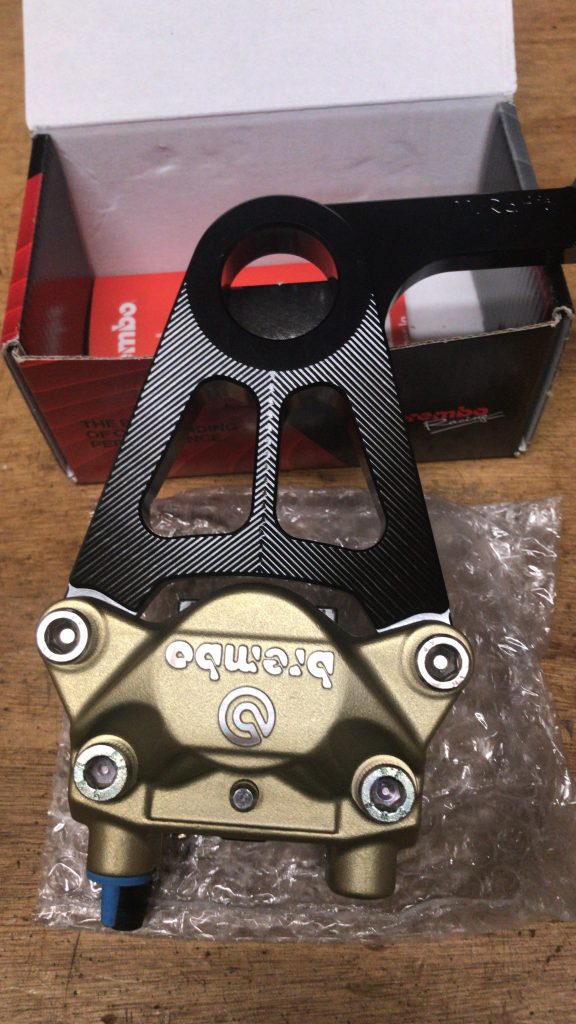 Underslung+Brembo Remklauw RJ15 - www.jmraceradiators.com