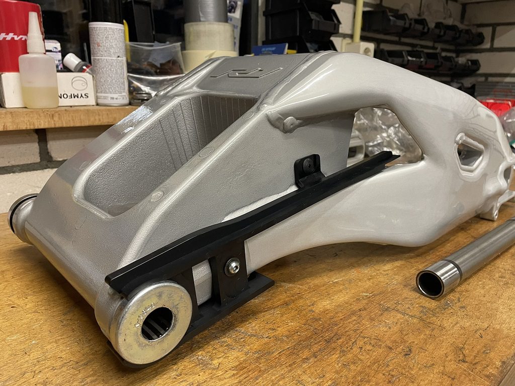 R1 2015-2019 swingarm - www.jmraceradiators.com