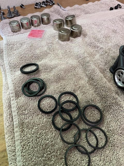 Yamaha R1/R6 stainless steel brake piston set+dust seal set for ...